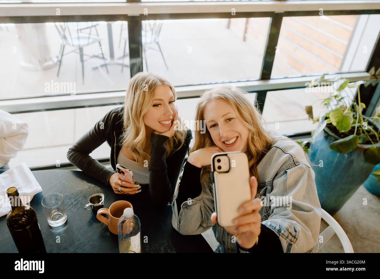 Mom daughter take selfie hi-res stock photography and images - Alamy