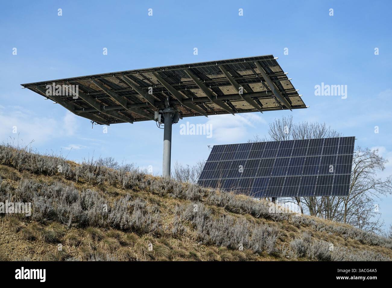 Solar Panel System with Dual-Axis Tracking Stock Photo - Alamy