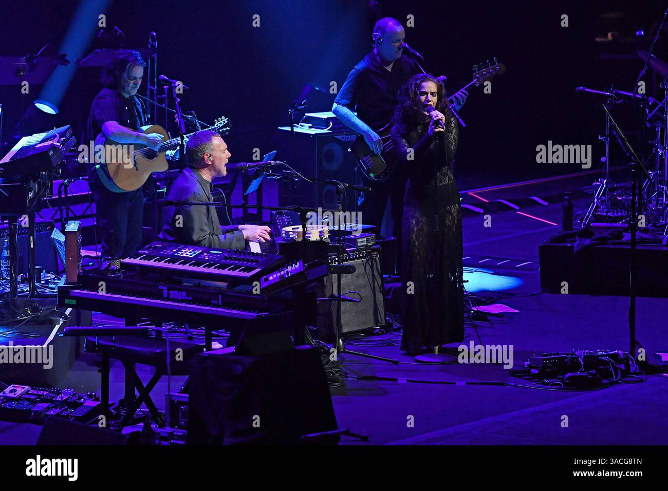 LONDON, ENGLAND - APRIL 03: David Gray and Talia Rae performing at ...