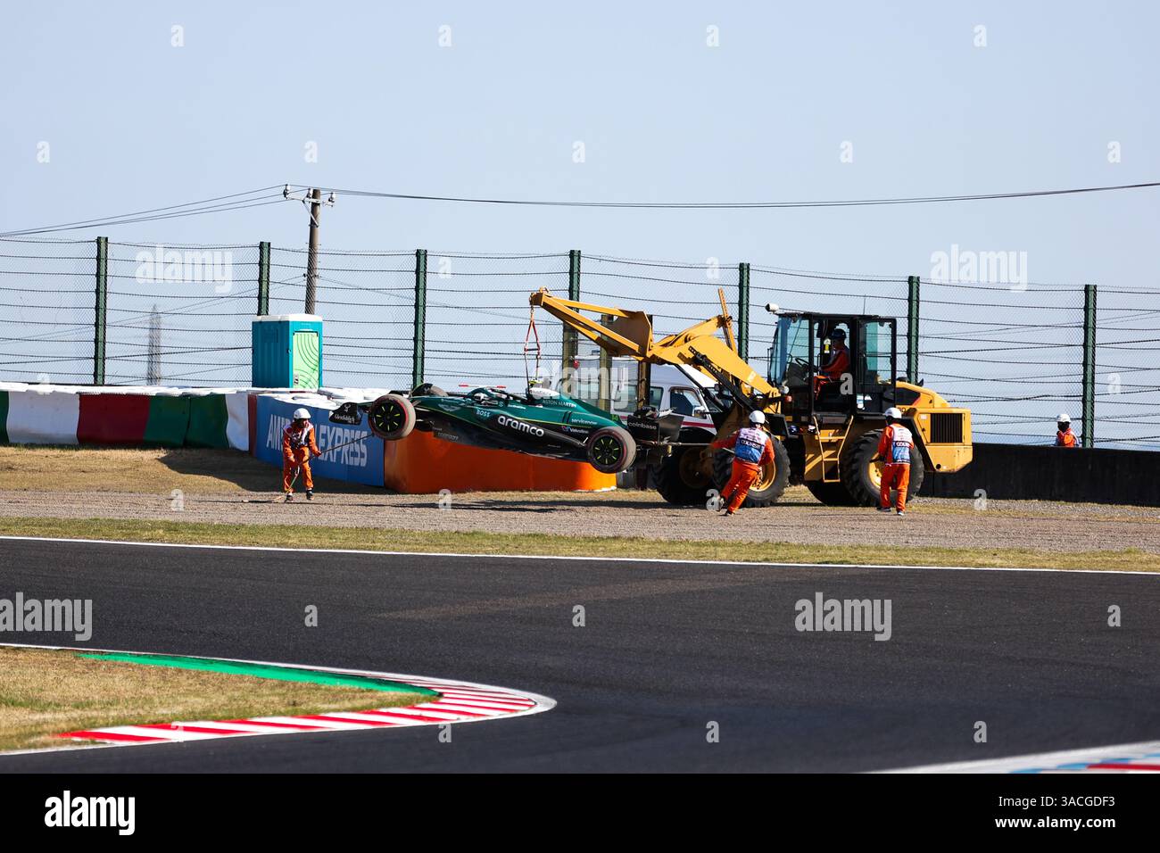 14 ALONSO Fernando (spa), Aston Martin F1 Team AMR24, action marshall ...