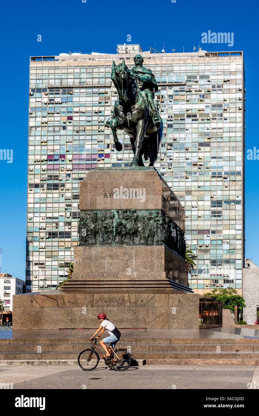 Statue of Jose Artigas On Horseback In Plaza Independencia, Montevideo ...