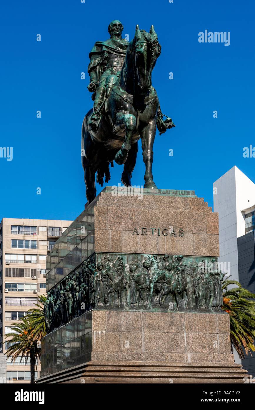 Statue of Jose Artigas On Horseback In Plaza Independencia, Montevideo ...