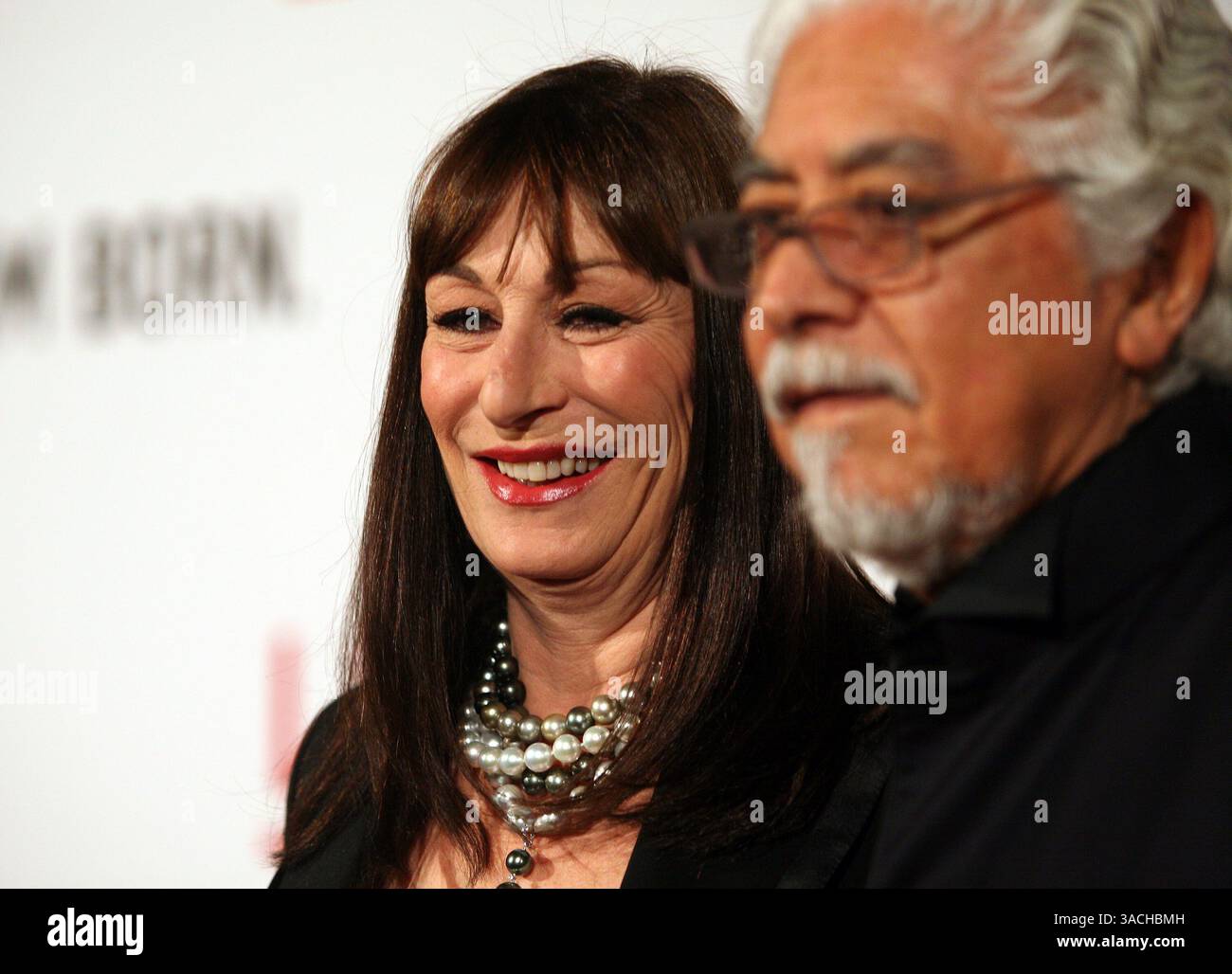 Feb 09, 2008 - Los Angeles, California, USA - ANJELICA HUSTON and ...
