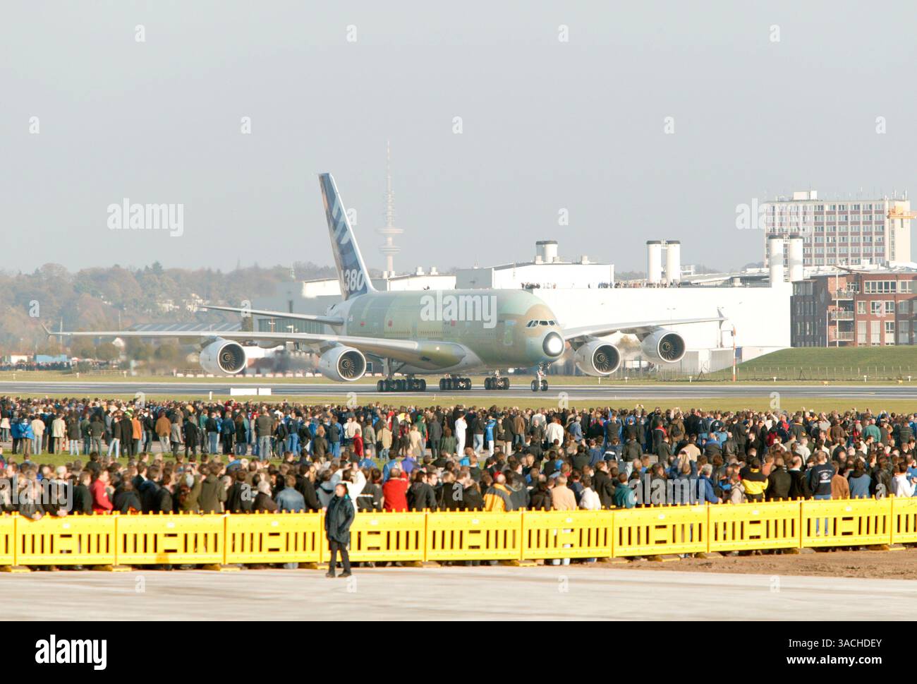 Nov 08, 2005 - Hamburg, GERMANY - First landing of Airbus A380 on the ...