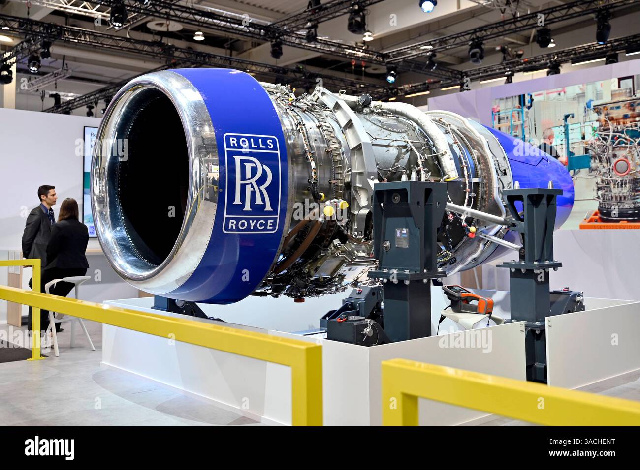 Eine Flugzeugturbine von Rolly Royce am Stand von Microsoft zu sehen auf der Hannover Messe 2025 ...