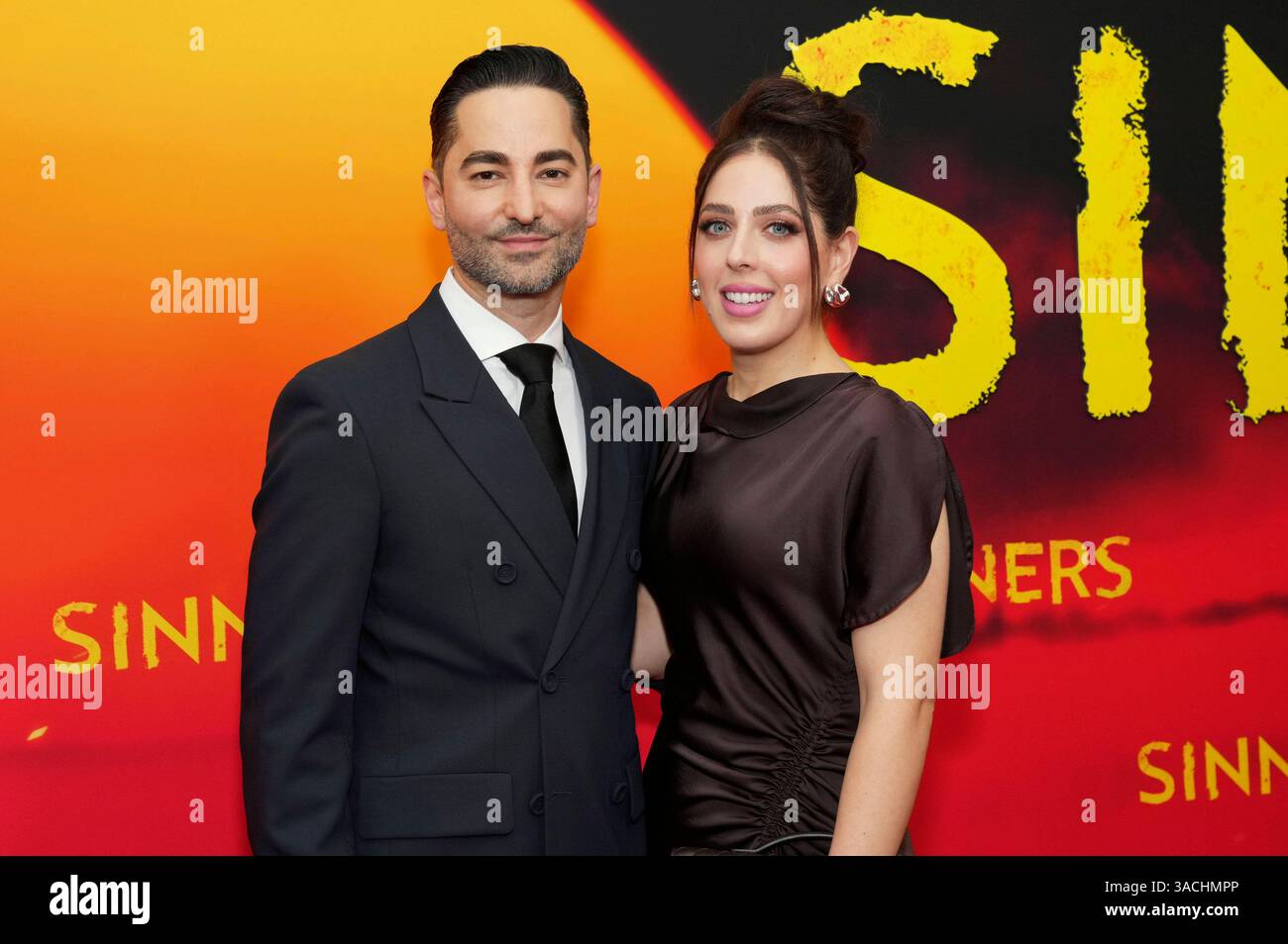 Sev Ohanian und Natalie Qasabian bei der Premiere des Kinofilms Sinners / Blood & Sinners im AMC ...