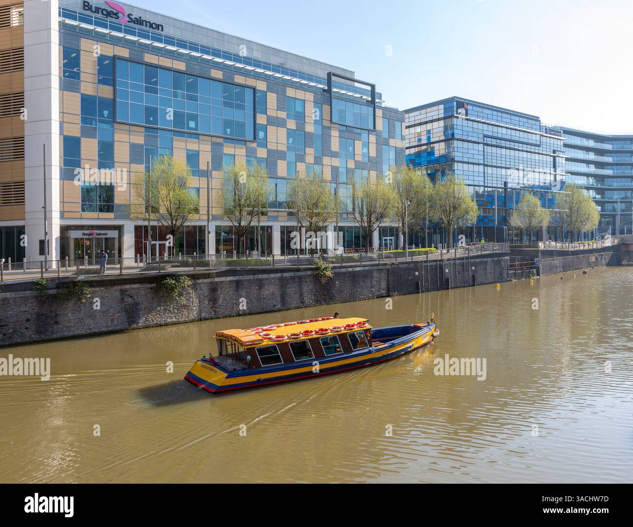 Waterbus ferry boat in Floating Harbour next to modern architecture ...
