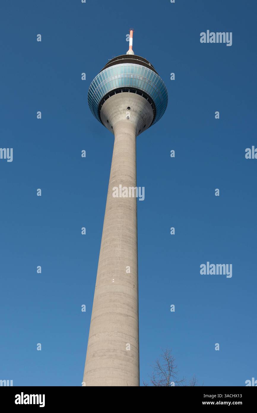 Der Rheinturm in Duesseldorf. Fernsehturm, Funkturm, NRW, Duesseldorf ...