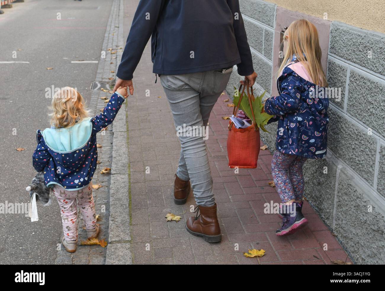 Mutter mit mit zwei Kindern an der Hand *** Mother with two children by ...