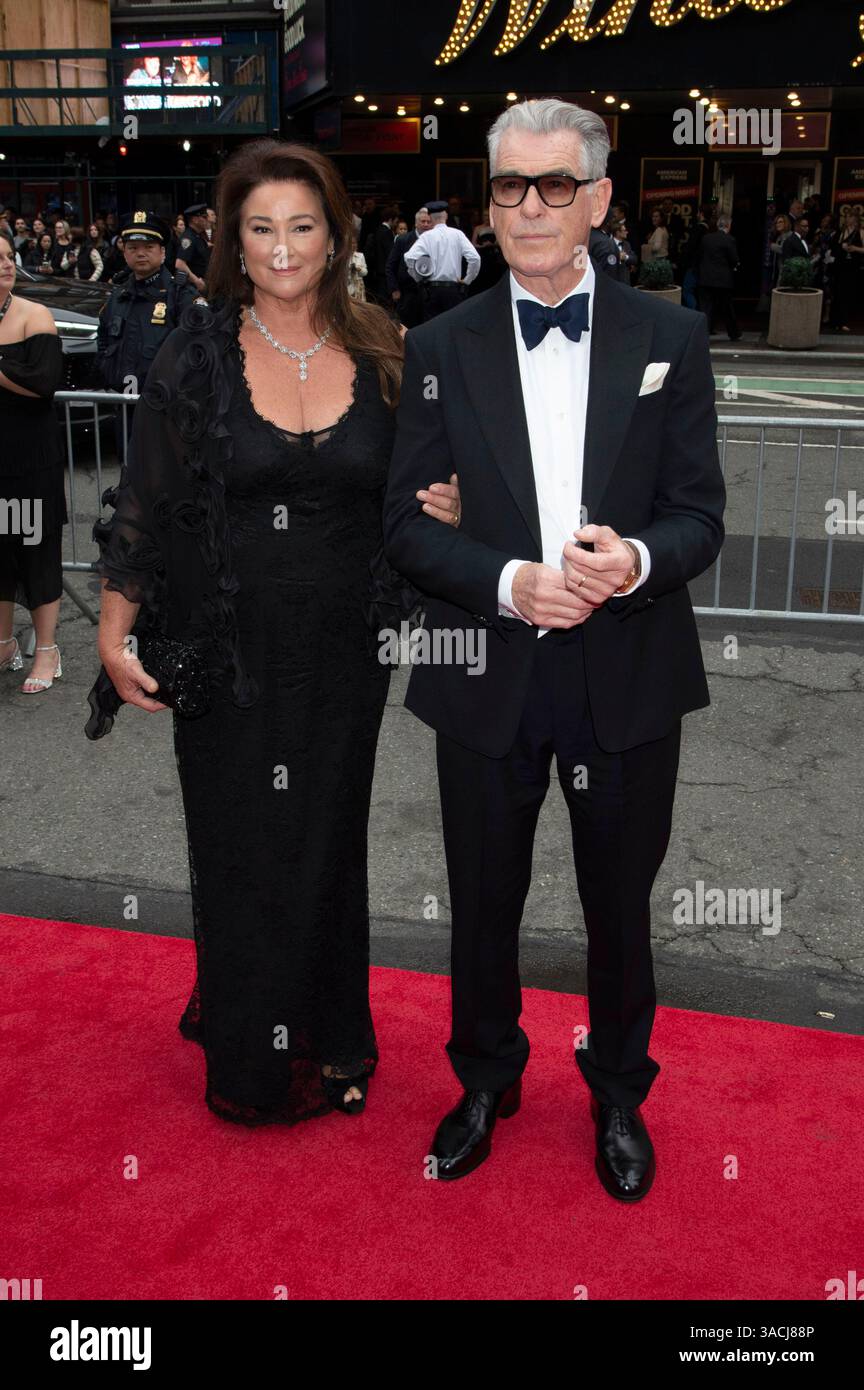 Keely Shaye Smith mit Ehemann Pierce Brosnan bei der Broadway-Premiere ...