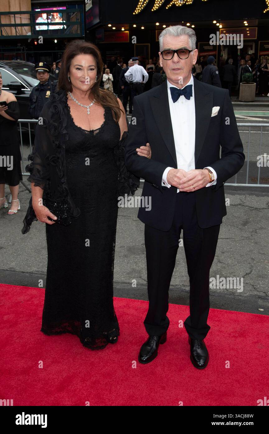 Keely Shaye Smith mit Ehemann Pierce Brosnan bei der Broadway-Premiere ...