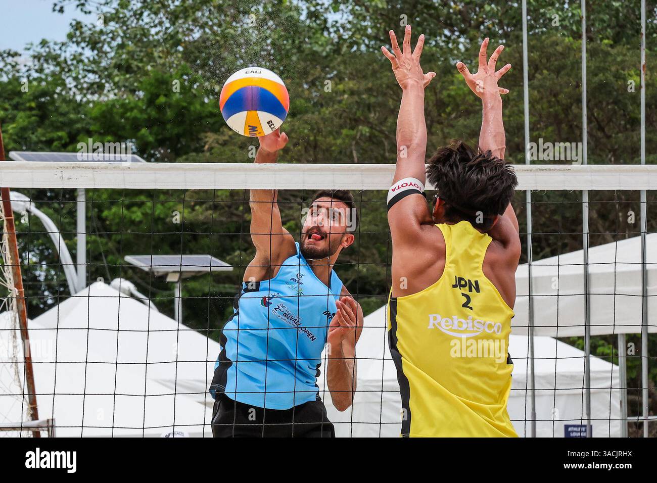 (250404) -- LAGUNA PROVINCE, April 4, 2025 (Xinhua) -- Bahman Salemiinjehboroun (L) of Iran ...