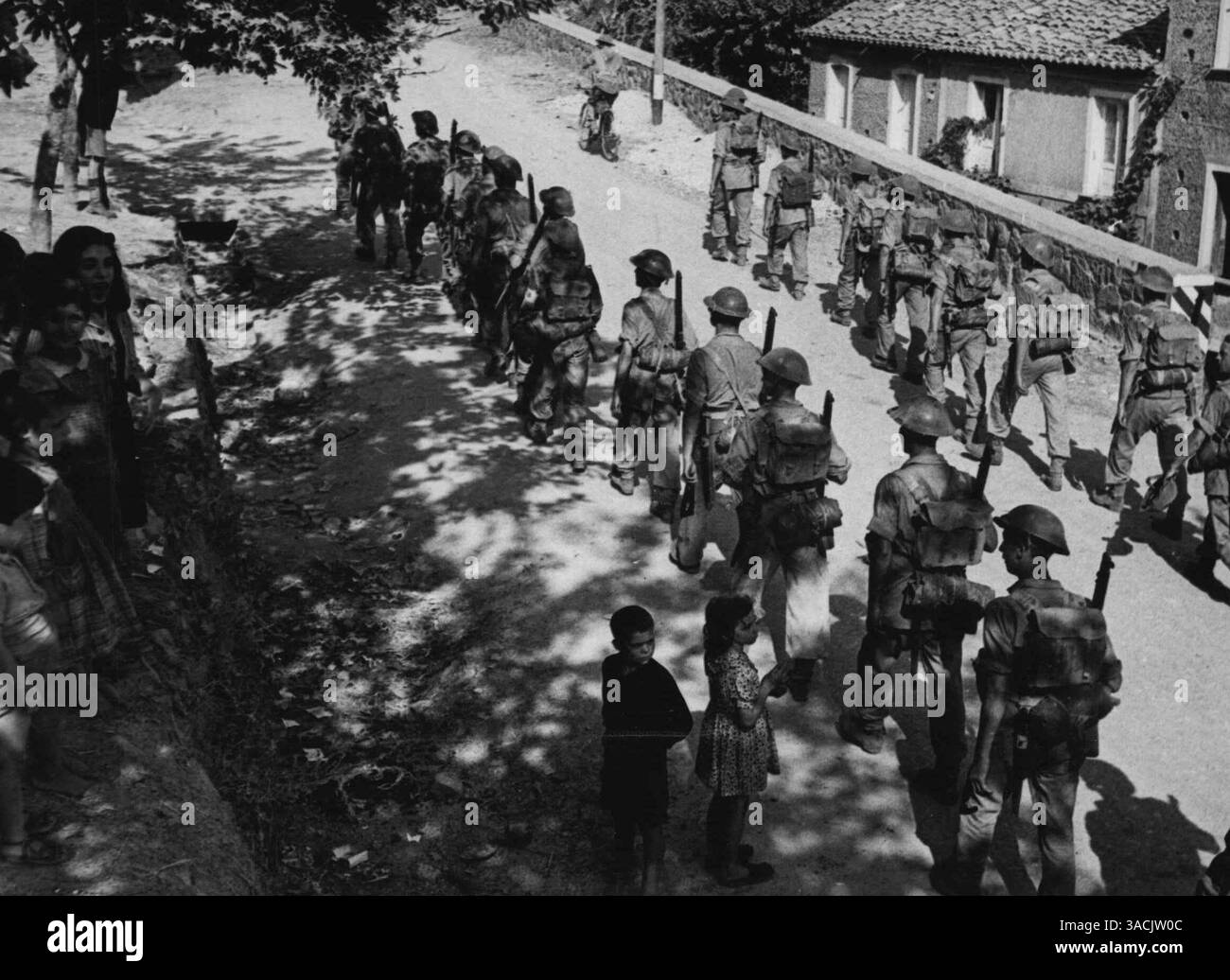 Invasion Of Italy -- British Troops in Nicastro - The infantry arrive ...
