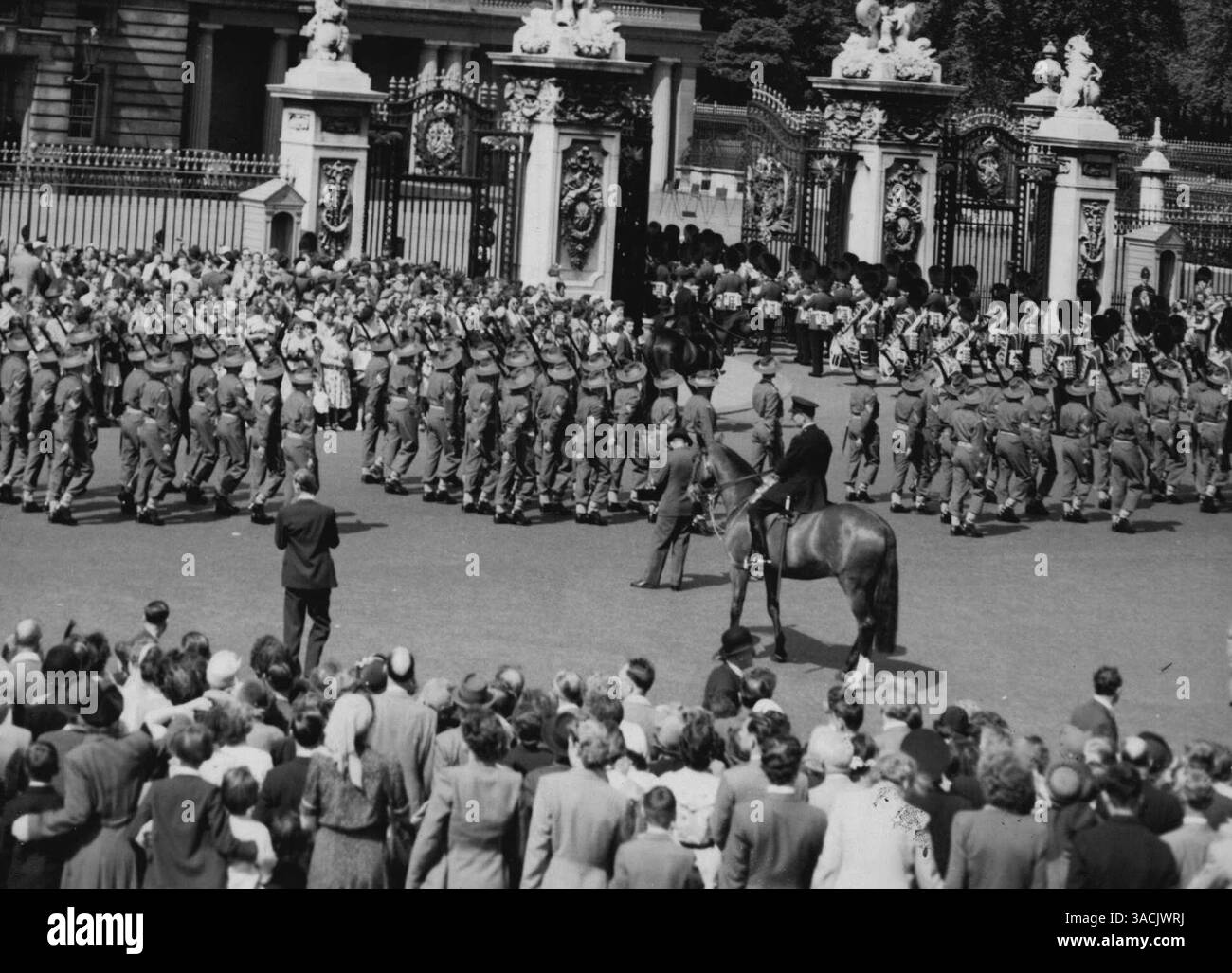 Australians Take Over From Grenadiers At Buckingham Palace - The ...