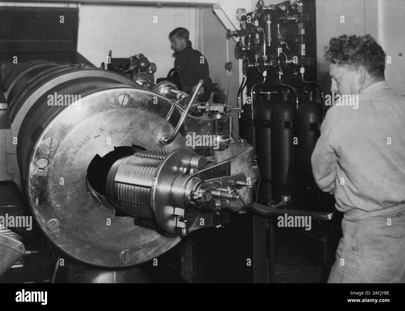Preparing gun for action. September 17, 1940 Stock Photo - Alamy
