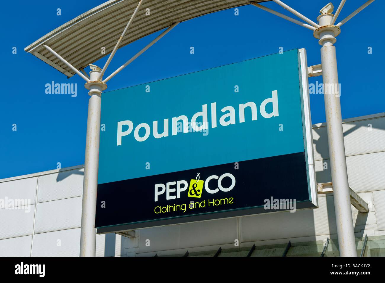 Poundland Retail unit on a Retail Park Stock Photo - Alamy