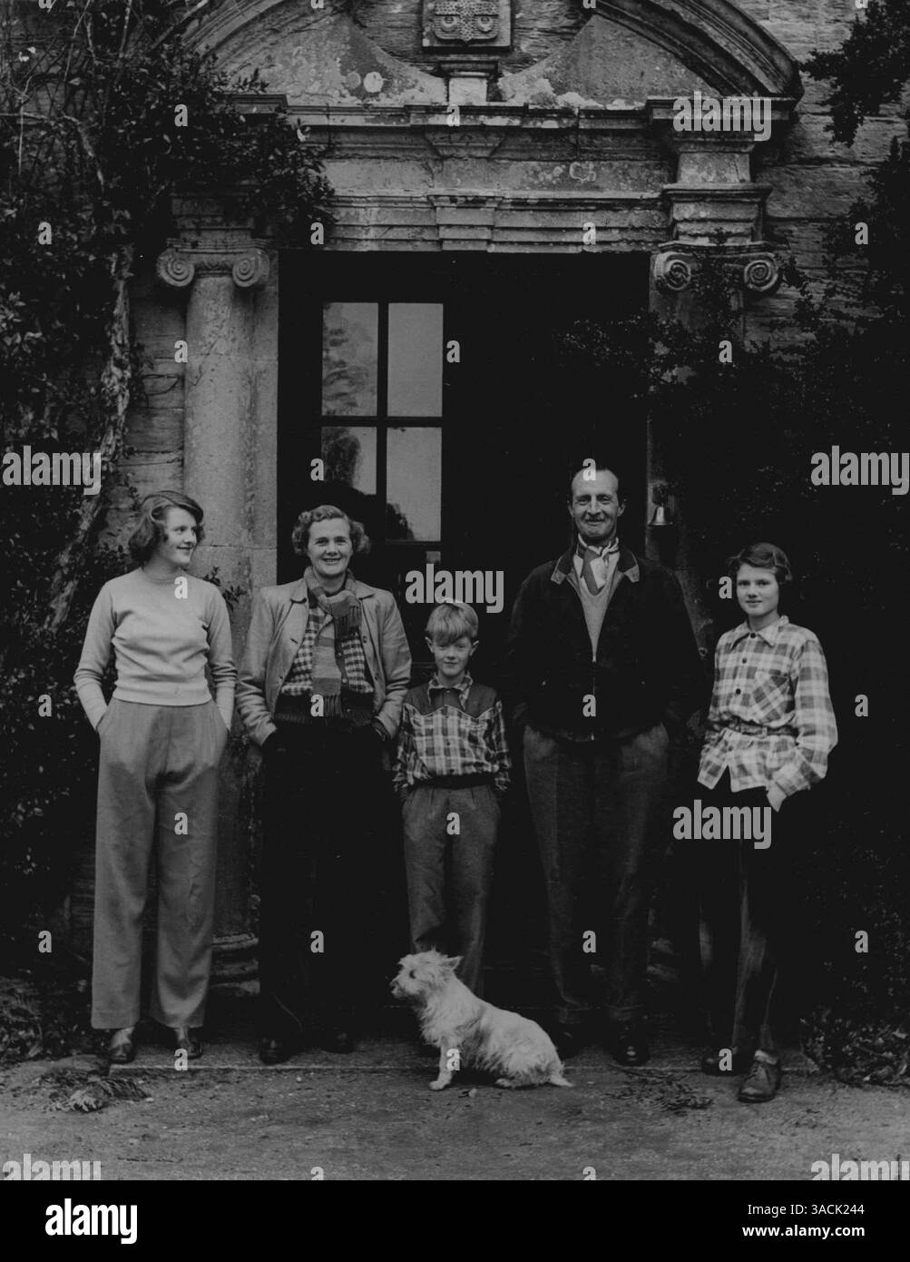 Daphne Du Maurier At Home At Menabilly Daphne Du Maurier And Her Family ...