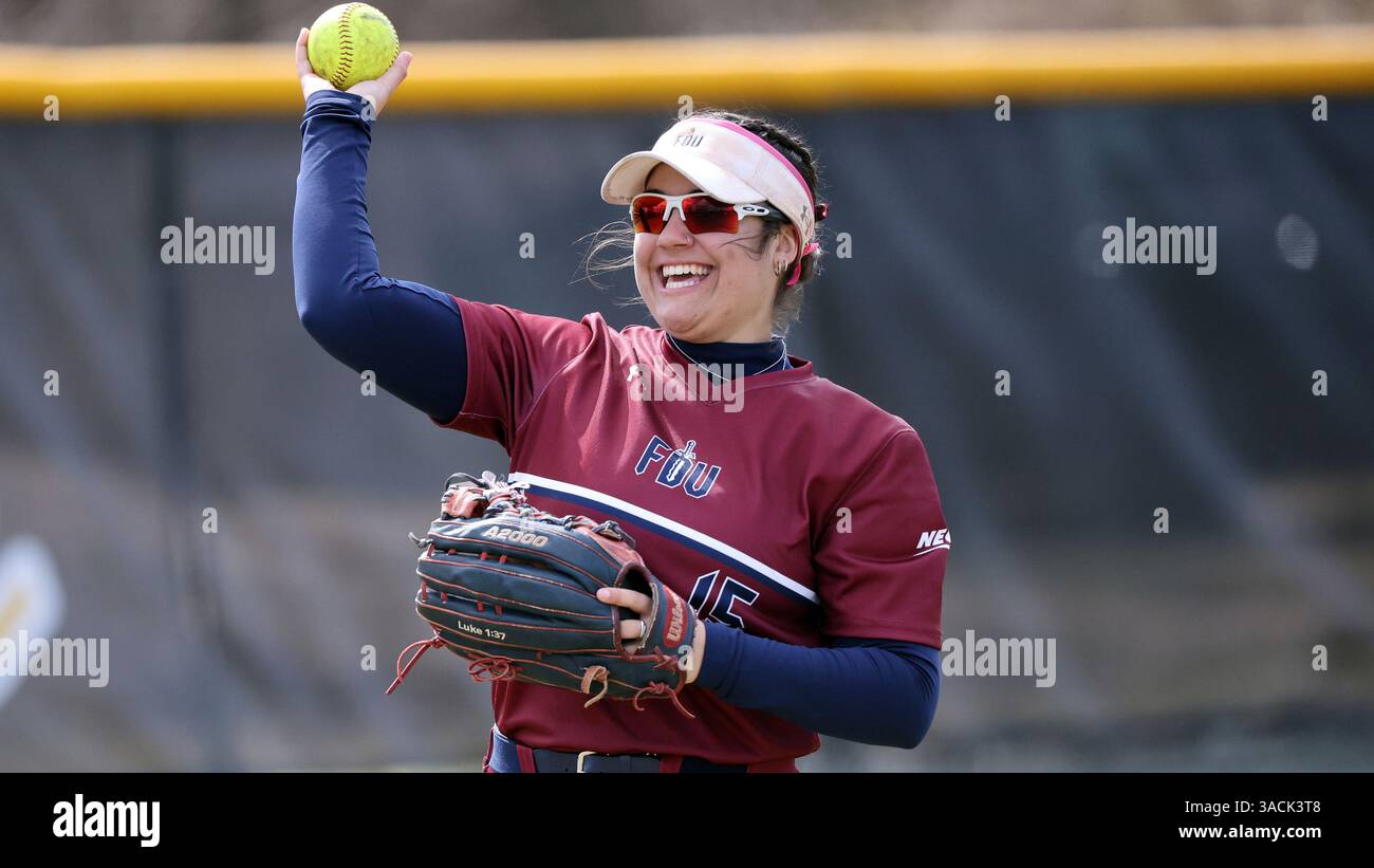 Fairleigh Dickinson outfielder Hayden Salter (15) makes a throw during ...