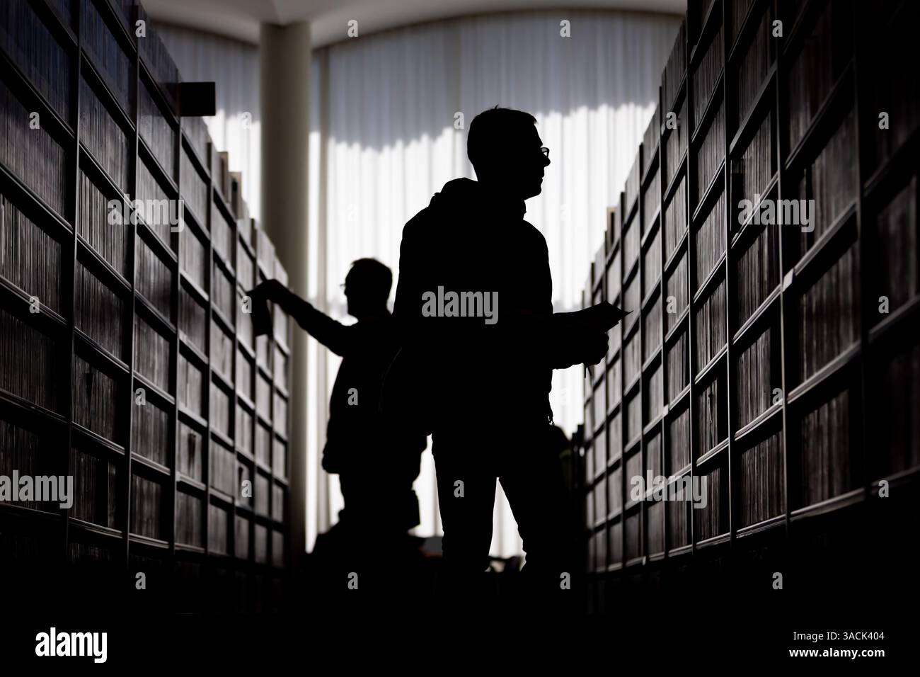 Berlin, Germany. 04th Apr, 2025. People can be seen between shelves in ...