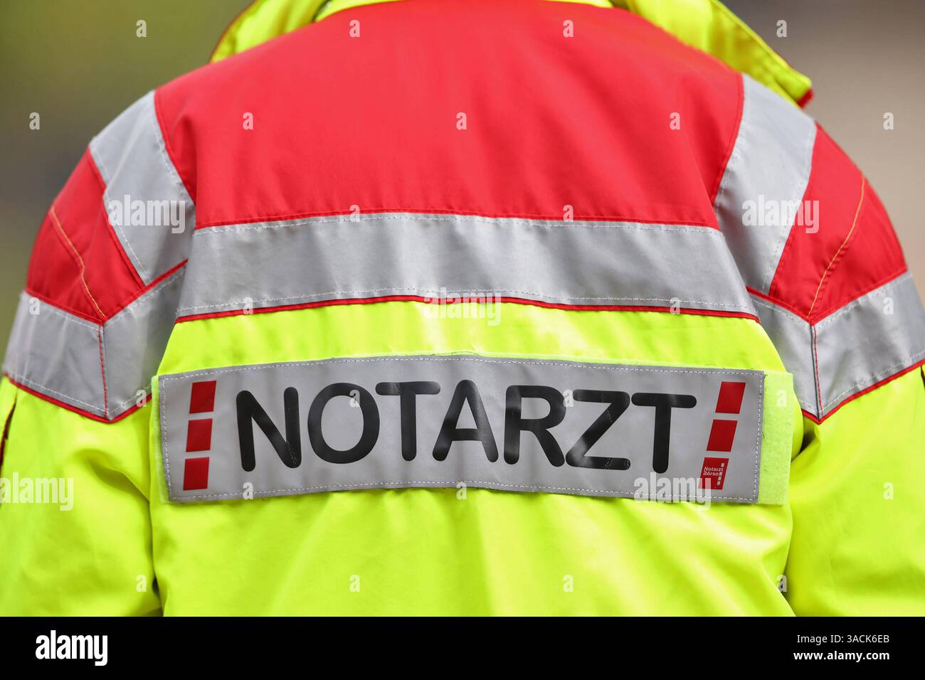 30.03.2023, Köln, Ein Notarzt bei einem Einsatz, Schriftzug auf Jacke ...