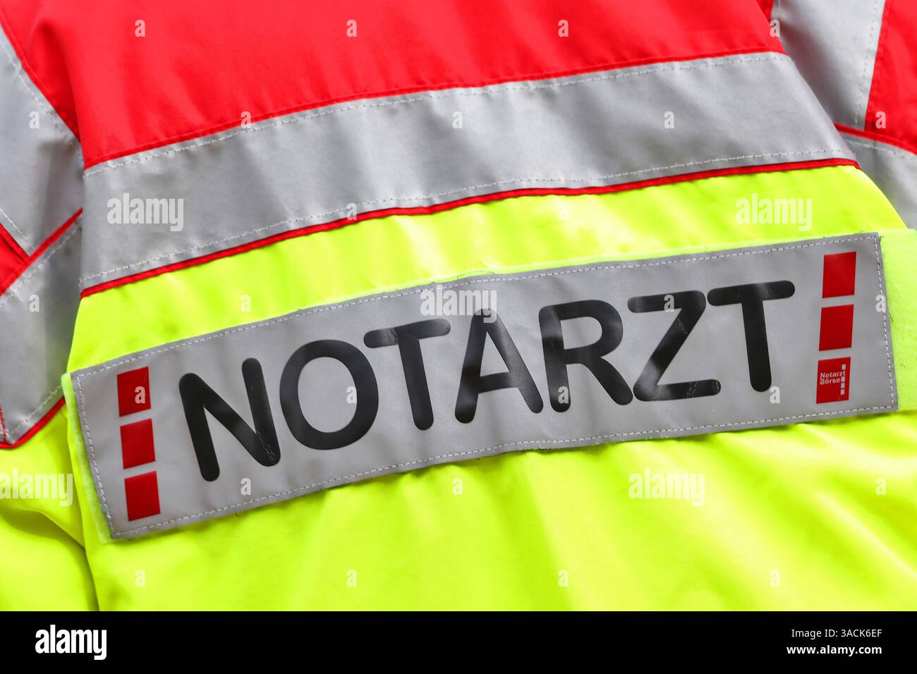 30.03.2023, Köln, Ein Notarzt bei einem Einsatz, Schriftzug auf Jacke ...