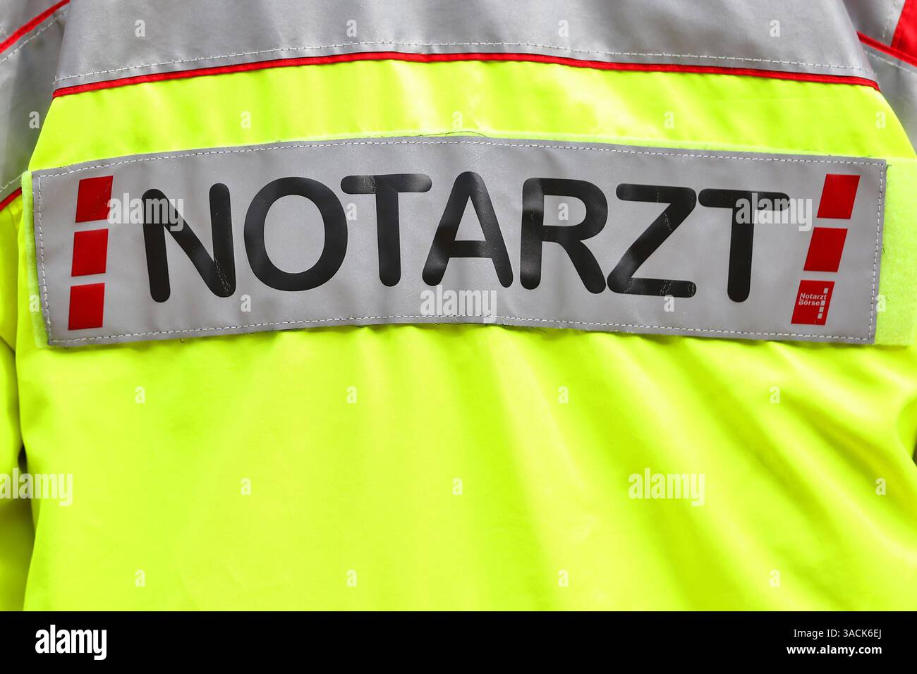 30.03.2023, Köln, Ein Notarzt bei einem Einsatz, Schriftzug auf Jacke ...