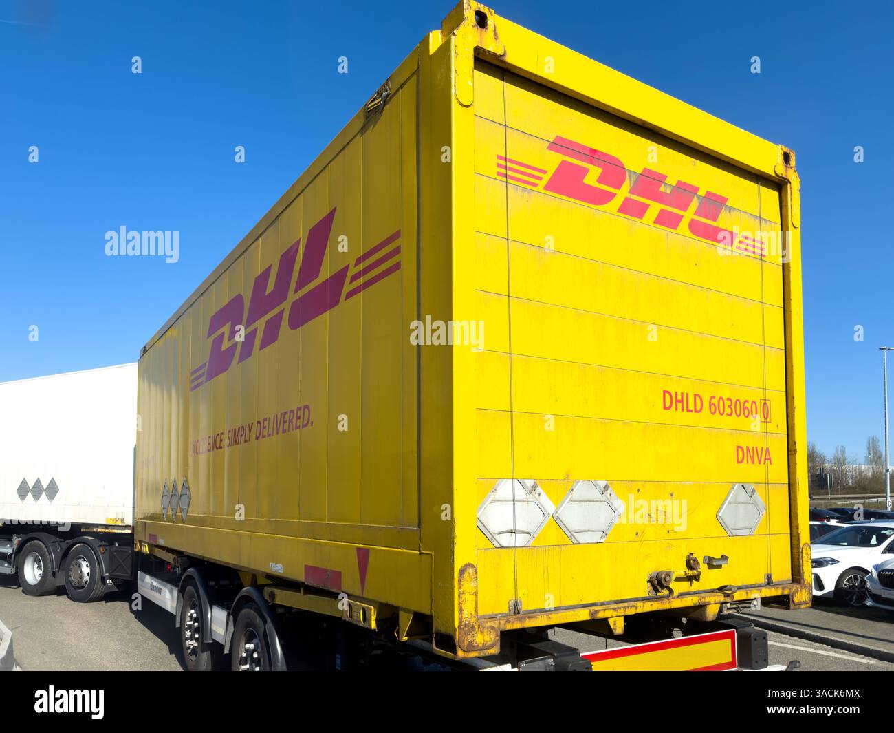 Gelber lkw transport hi-res stock photography and images - Alamy