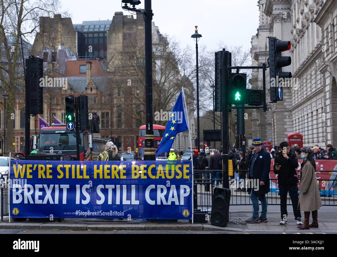 London taxi eu flag hi-res stock photography and images - Alamy