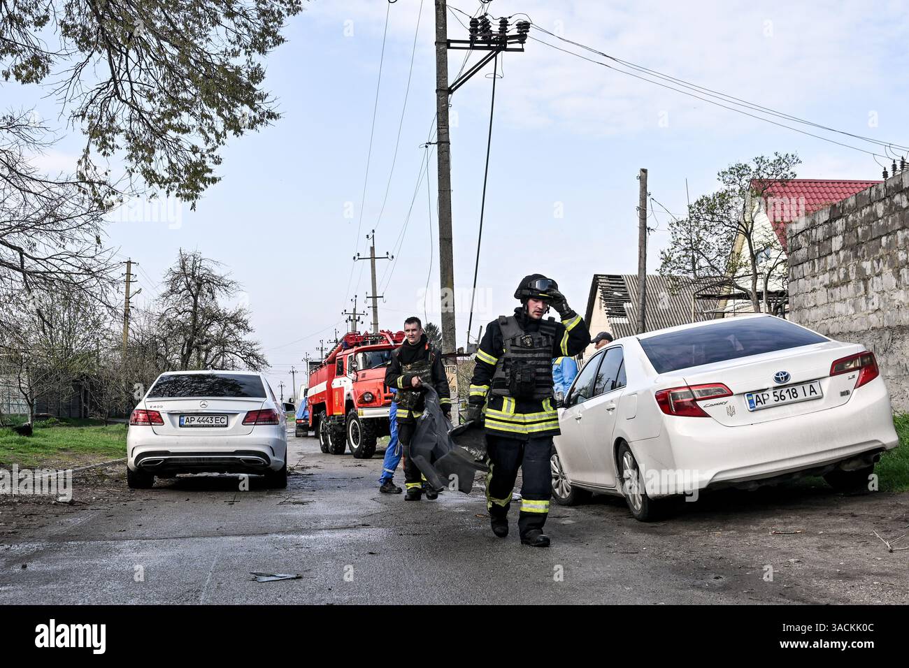 Rescuers state emergency service hi-res stock photography and images ...