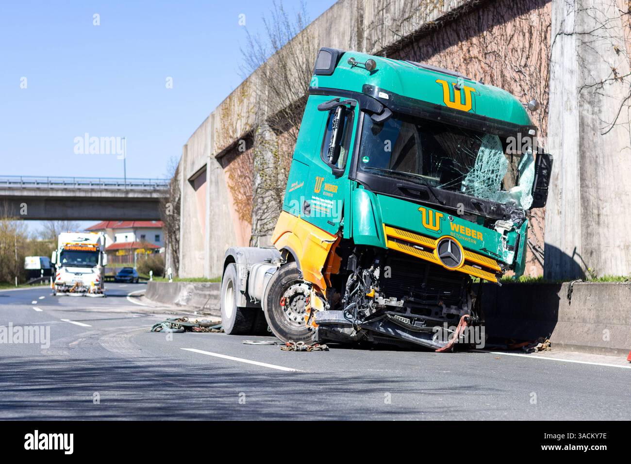 Retzbach/Zellingen, B27, 04.04.2025, Verkehrsunfall auf der B27 in Retzbach/Zellingen Bild ...