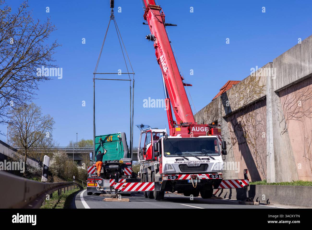 Retzbach/Zellingen, B27, 04.04.2025, Verkehrsunfall auf der B27 in Retzbach/Zellingen Bild ...