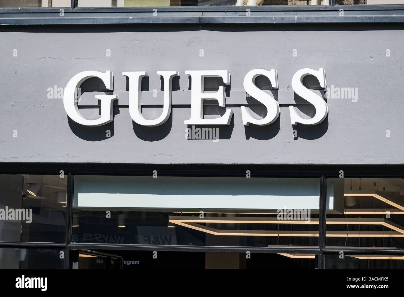Düsseldorf 04.04.2025 Guess Jeans Modelabel Neueröffnung Altstadt ...