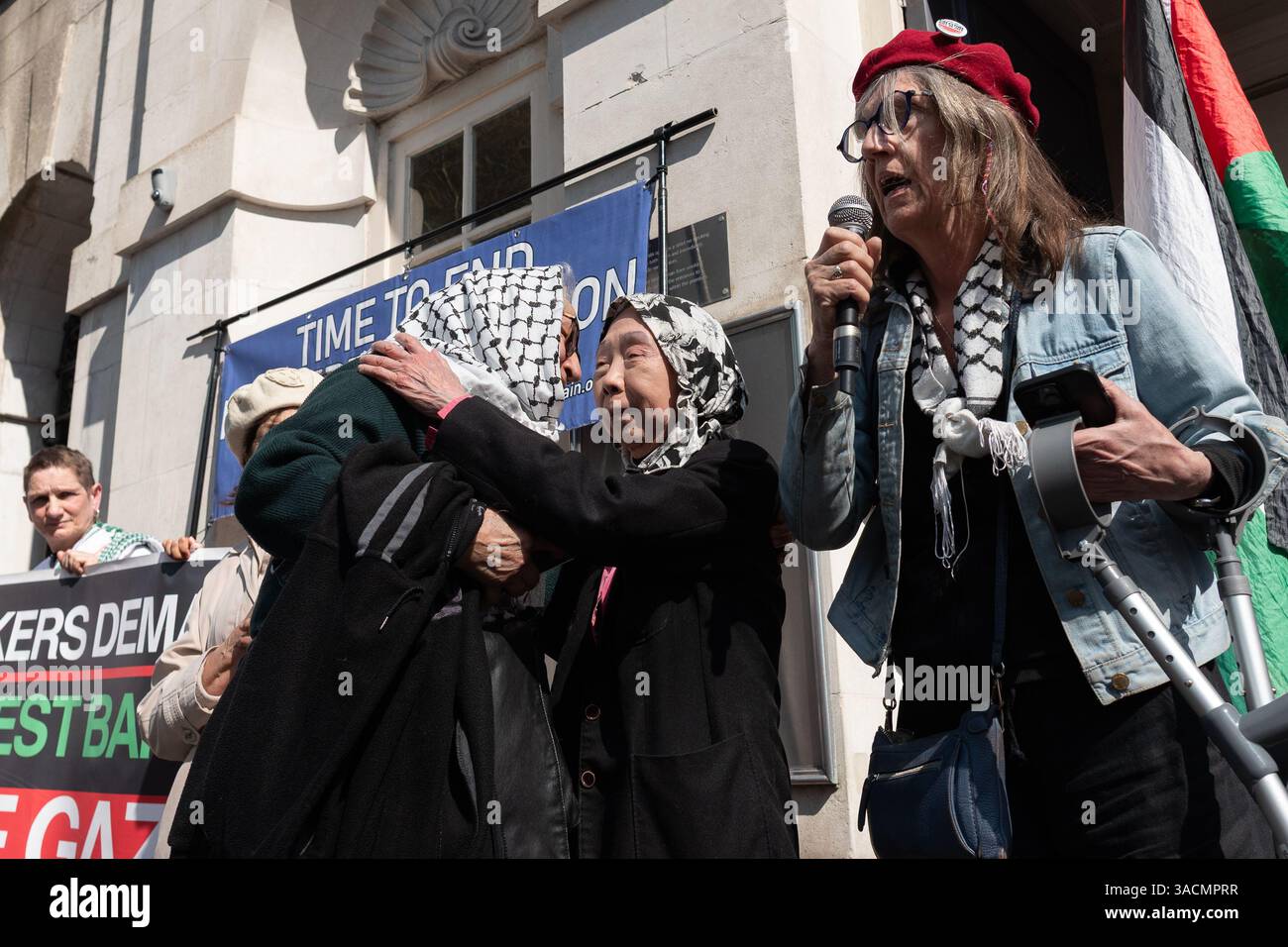 London, UK. 4 April, 2025. Supporters of Dr Swee Chai Ang, orthopaedic ...