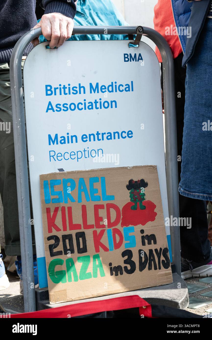 London, UK. 4 April, 2025. Supporters of Dr Swee Chai Ang, orthopaedic ...