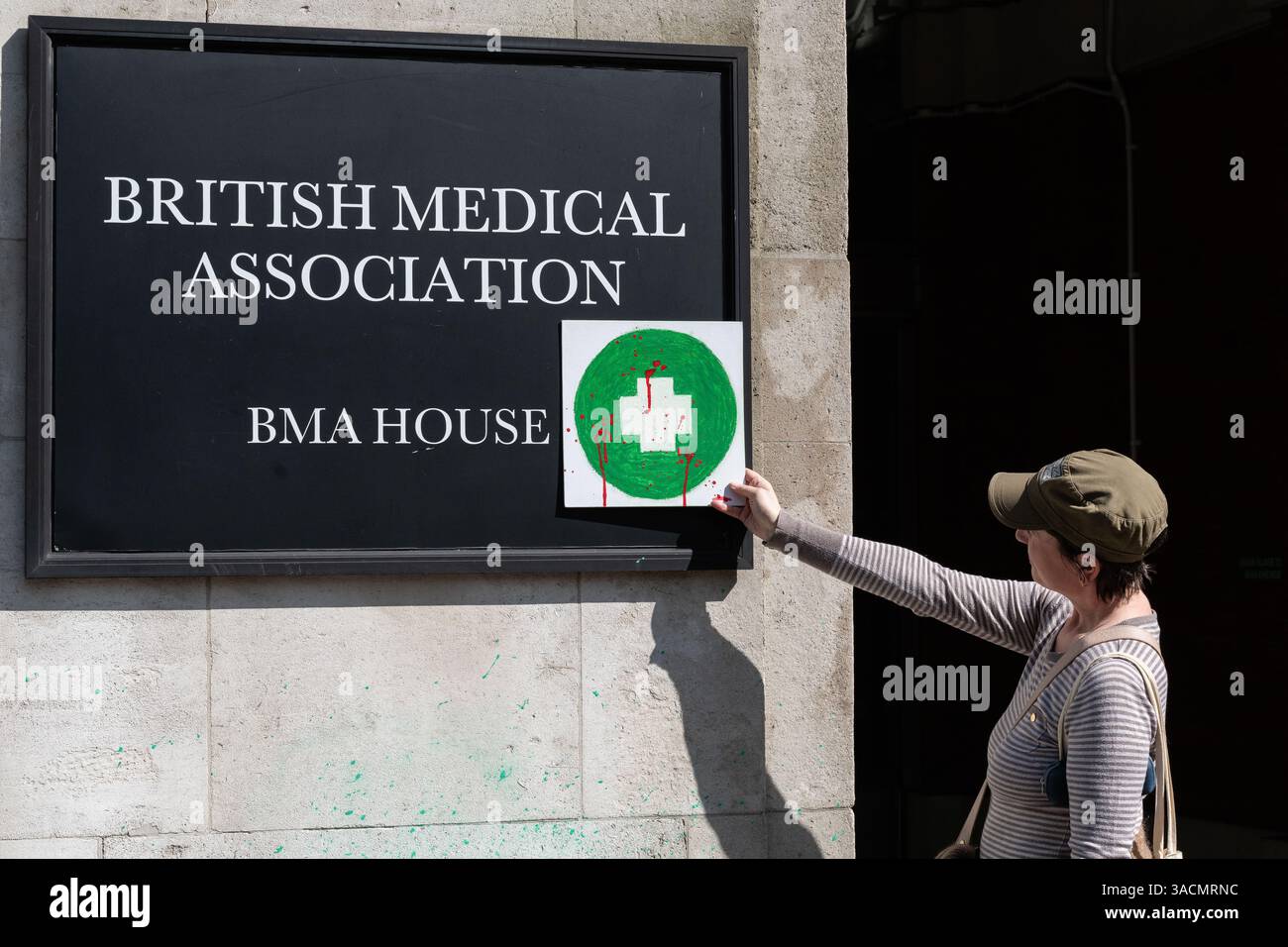 London, UK. 4 April, 2025. Supporters of Dr Swee Chai Ang, orthopaedic ...
