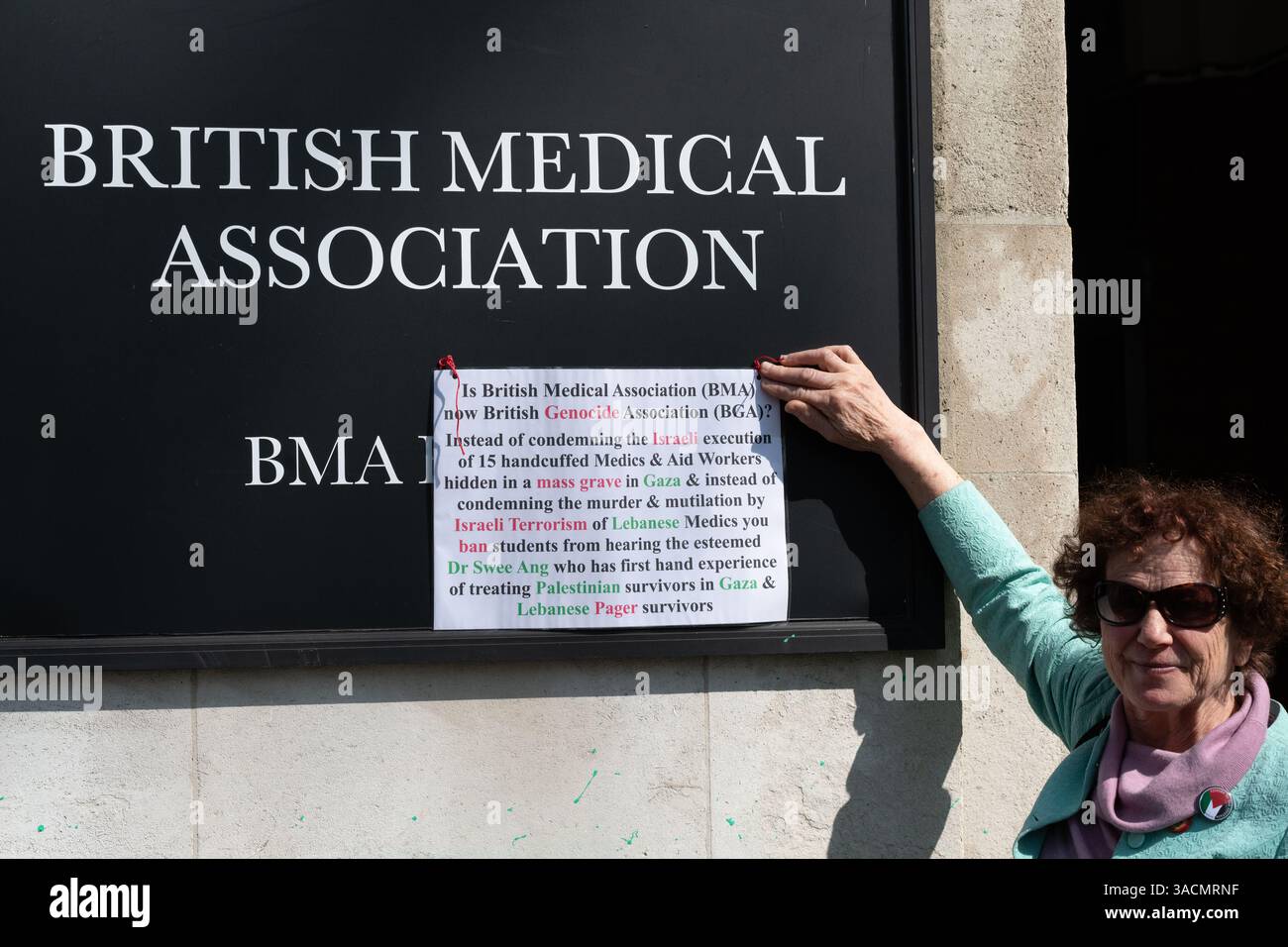 London, UK. 4 April, 2025. Supporters of Dr Swee Chai Ang, orthopaedic ...