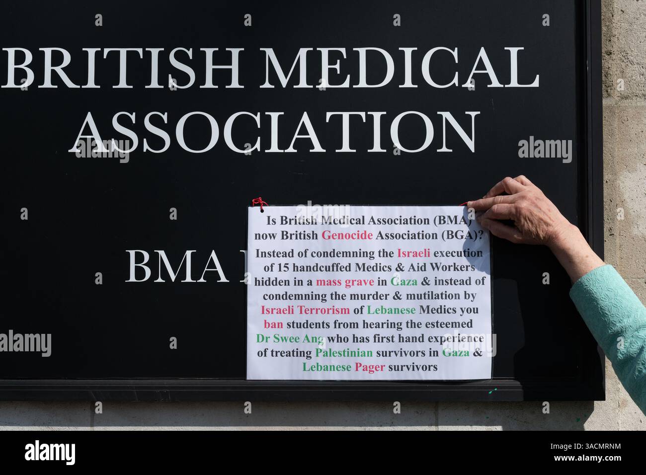 London, UK. 4 April, 2025. Supporters of Dr Swee Chai Ang, orthopaedic ...