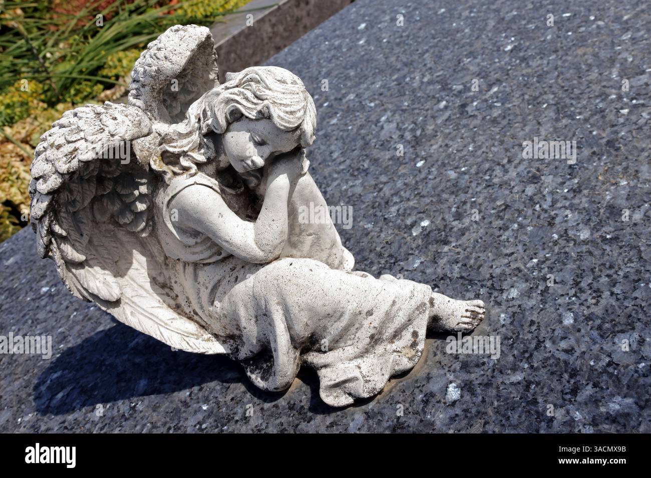 Angel figure on a gravestone Stock Photo - Alamy