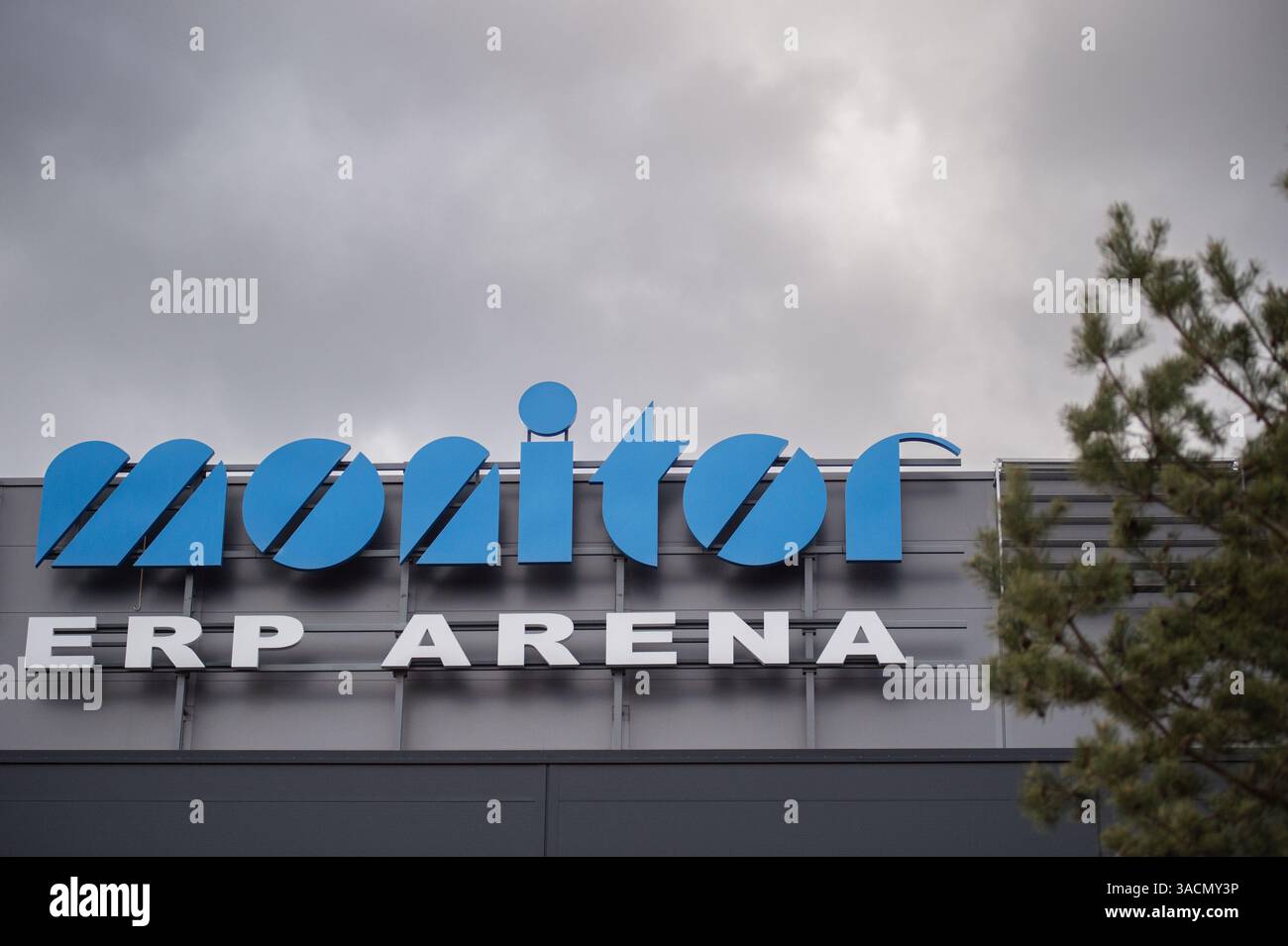 250404 Monitor ERP Arena inför semifinal ett i SHL mellan Brynäs och ...