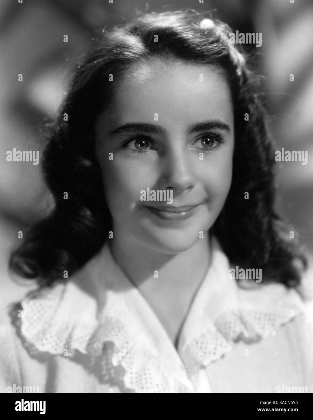 Studio Publicity Still: Elizabeth Taylor 1944 Stock Photo - Alamy