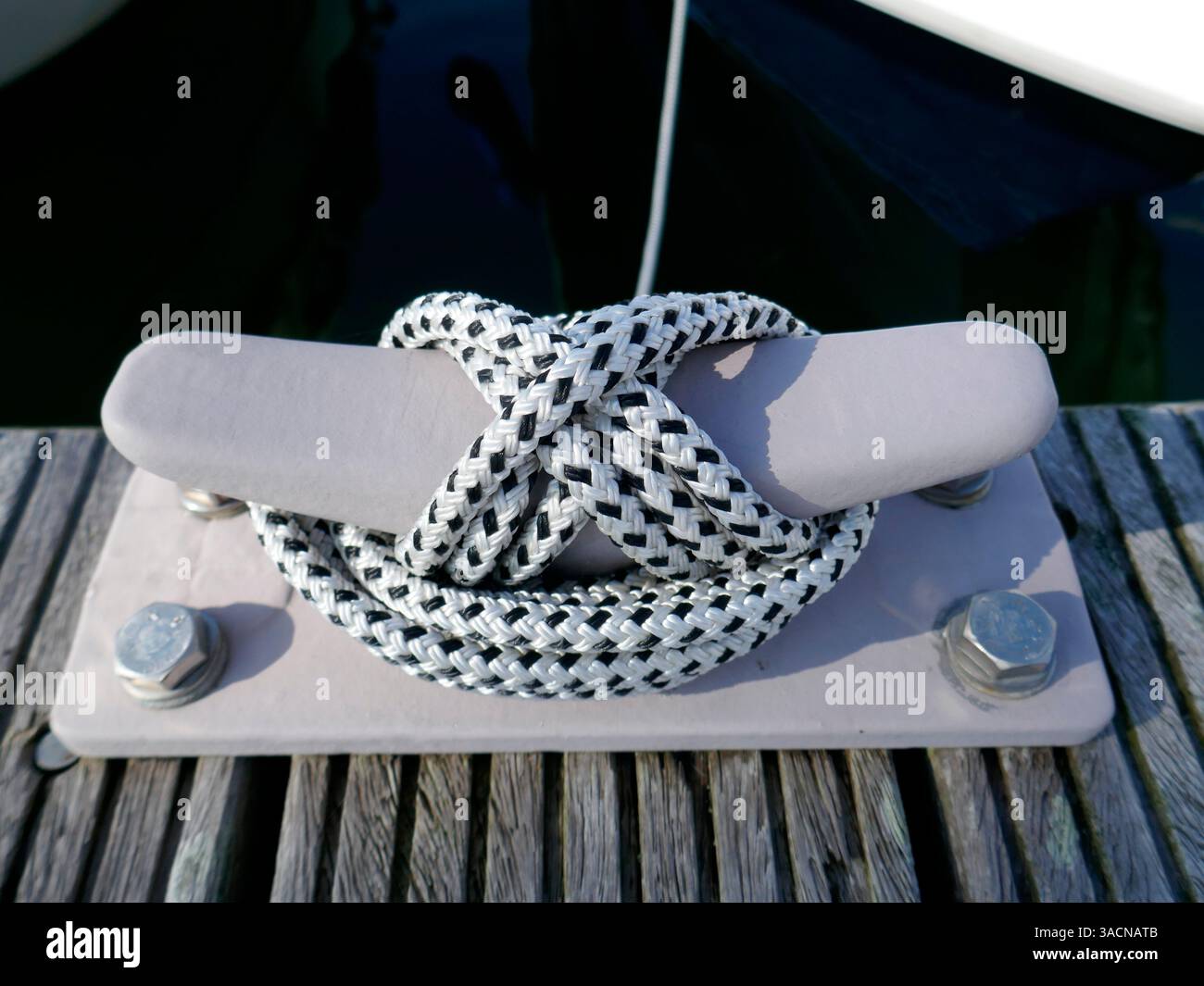 Bollard mooring line on hi-res stock photography and images - Alamy
