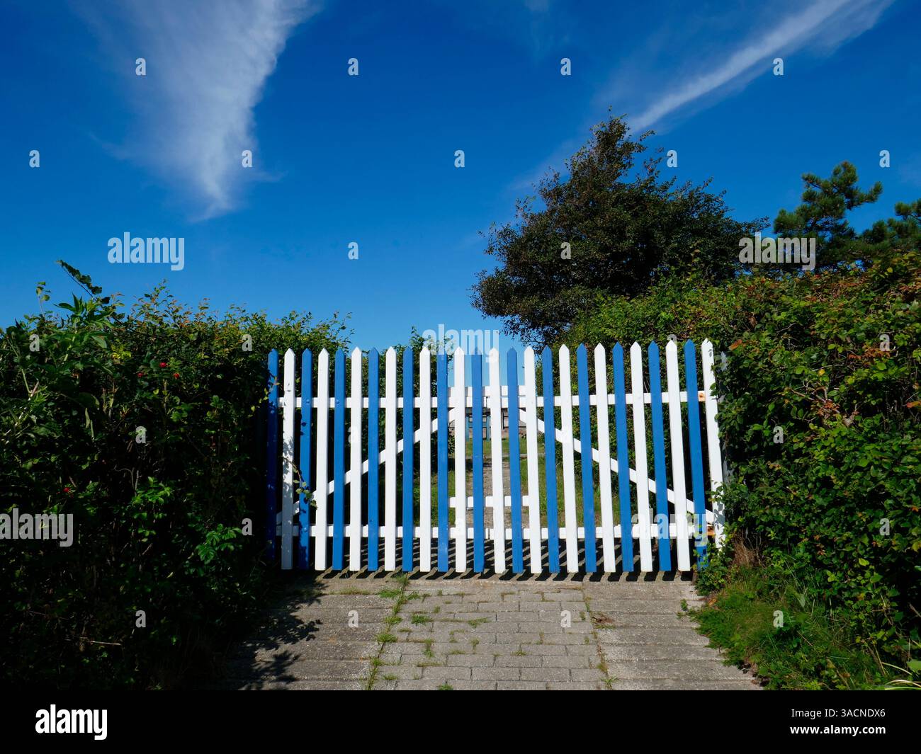 White picket garden gate hi-res stock photography and images - Alamy