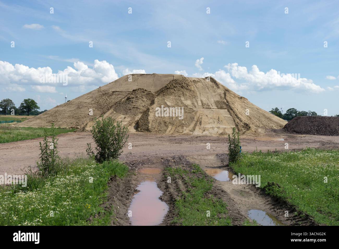 Slag pile hi-res stock photography and images - Alamy