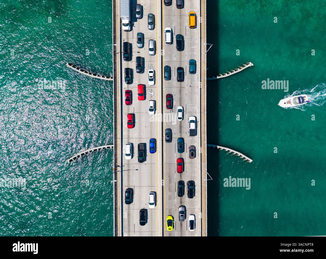 Road connecting town of Bay Harbor Islands to mainland Miami. Top ...