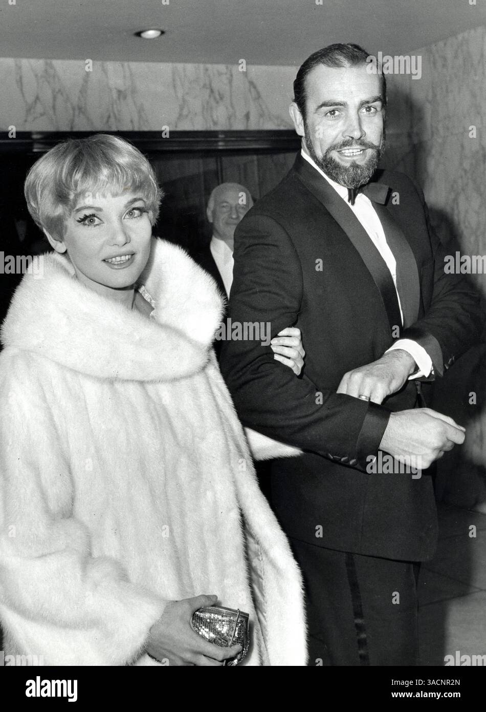 Sean Connery and his wife Diane Cilento, December 1964 Stock Photo - Alamy