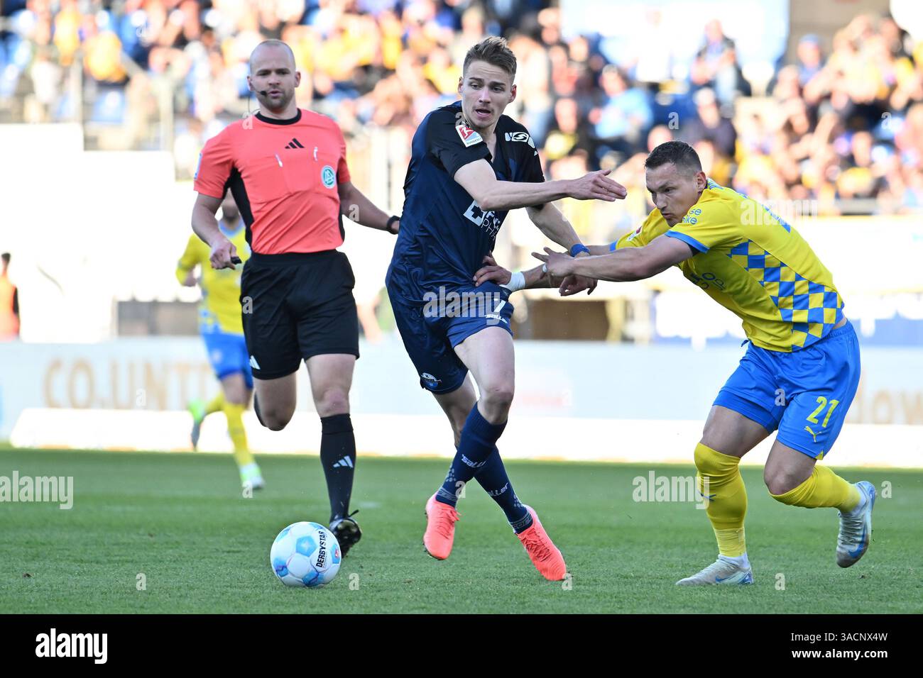 04 April 2025, Lower Saxony, Brunswick: Soccer: Bundesliga 2, Eintracht ...