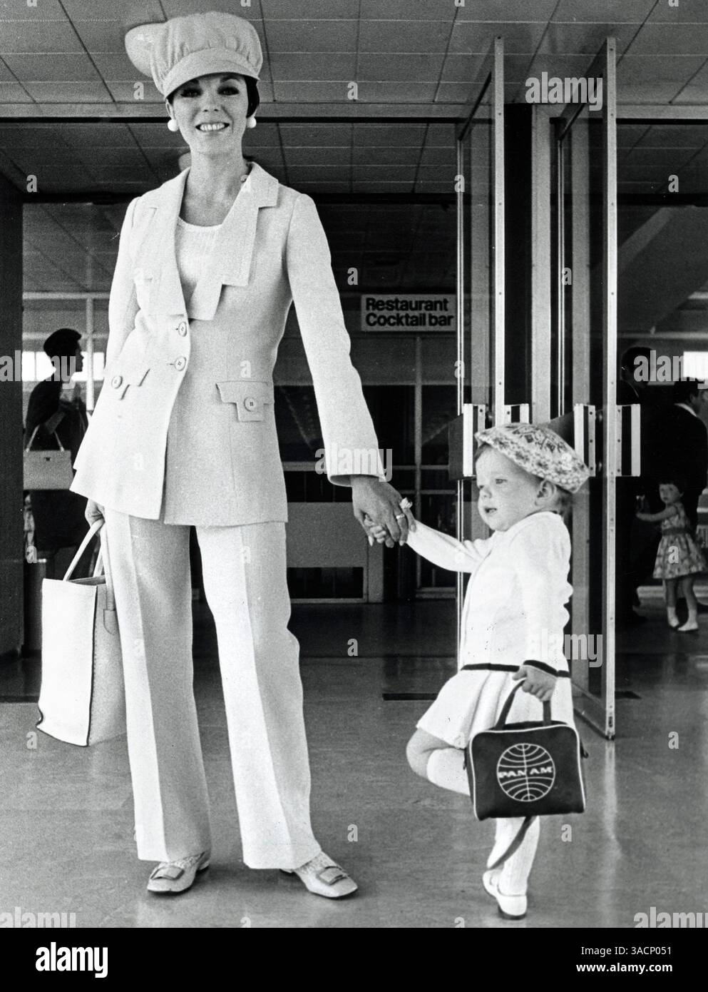 Joan Collins, and her daughter Tara, August 1966 Stock Photo - Alamy