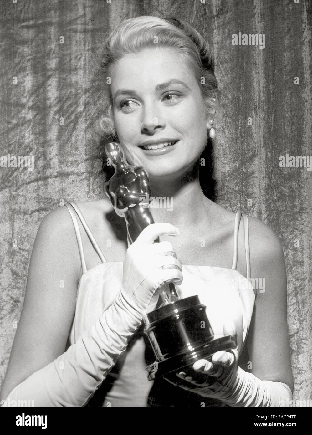 Grace Kelly, with Oscar for best actress in "The Country Girl", 1954 ...