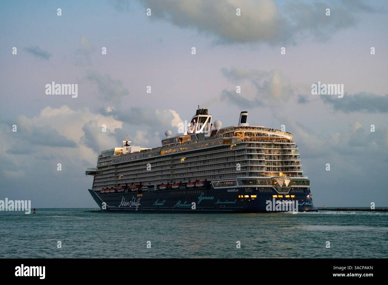 View mein schiff leaving hi-res stock photography and images - Alamy