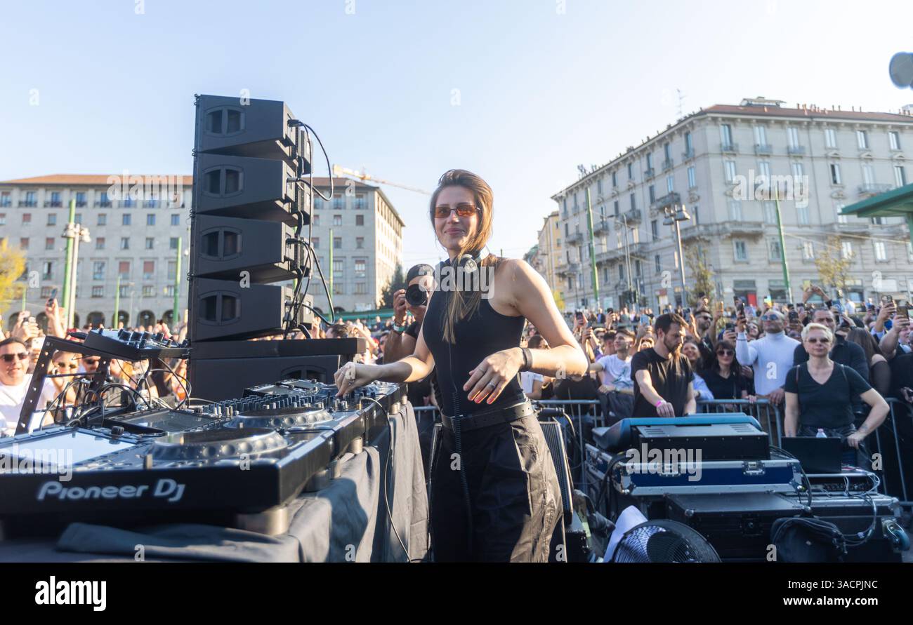 Milano, Italia. 04th Apr, 2025. Dj set di Charlotte De Witte in piazza ...